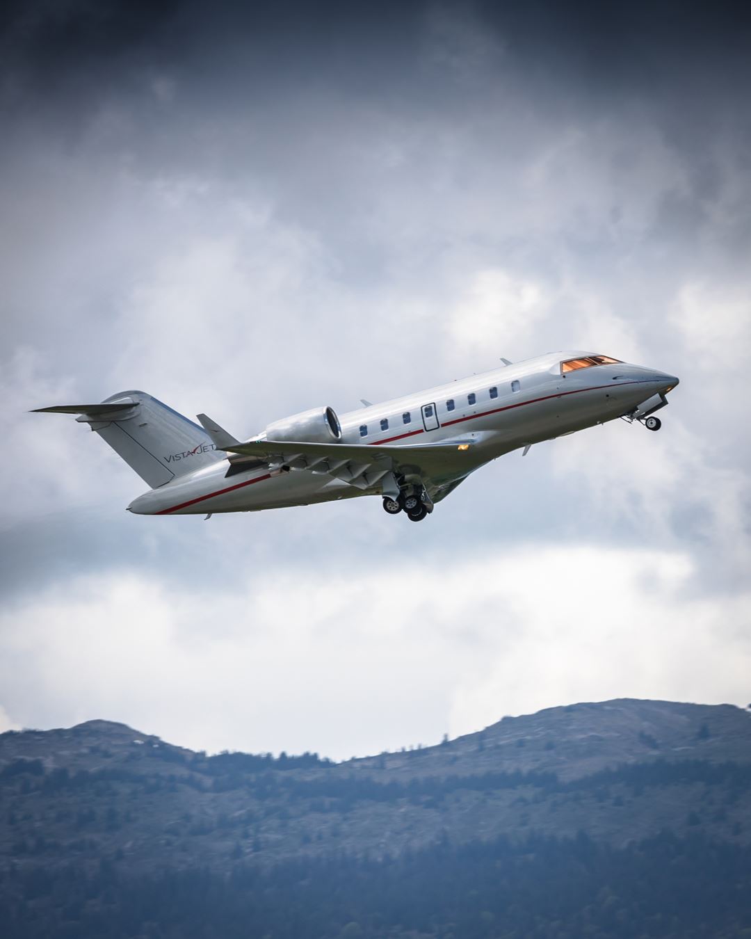 Bombardier Challenger 350 Private Jet | Challenger 350 Business ...